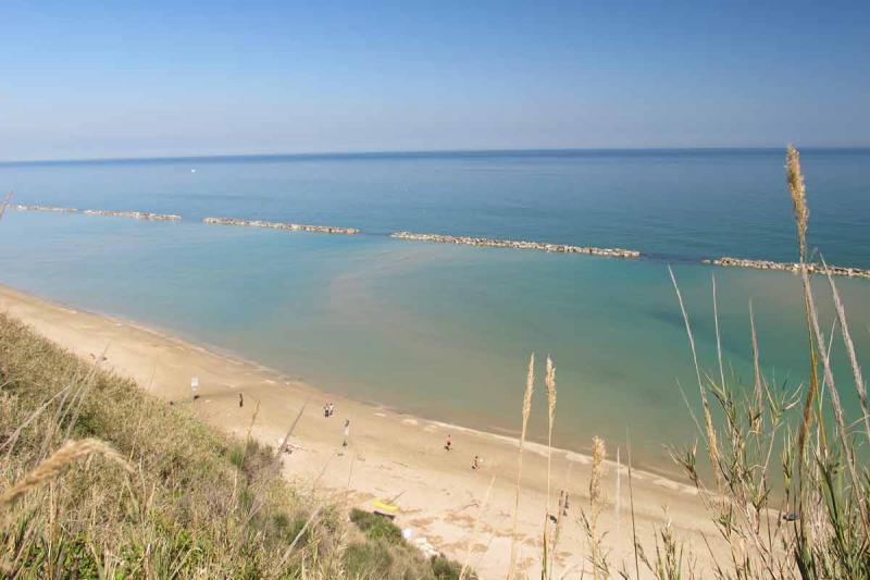 Spiaggia di Gabicce: stabilimenti balneari e Baia Vallugola