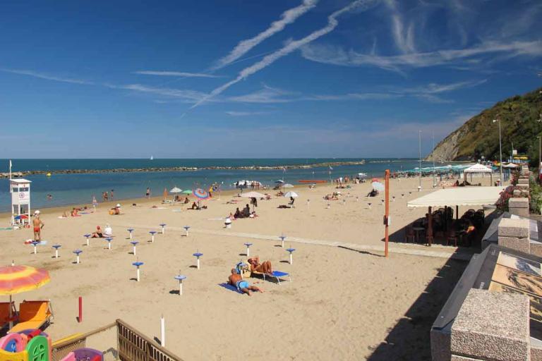 Spiaggia di Gabicce: stabilimenti balneari e Baia Vallugola
