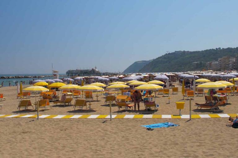 Spiaggia di Gabicce: stabilimenti balneari e Baia Vallugola
