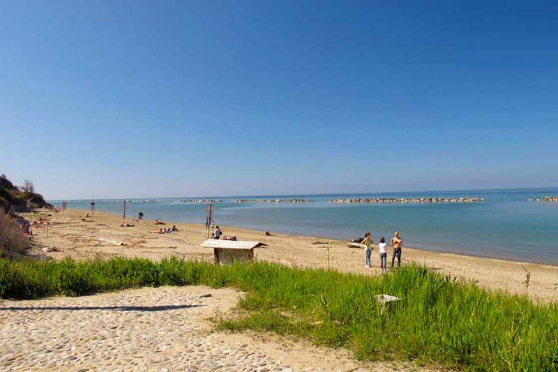 Spiaggia di Gabicce: stabilimenti balneari e Baia Vallugola